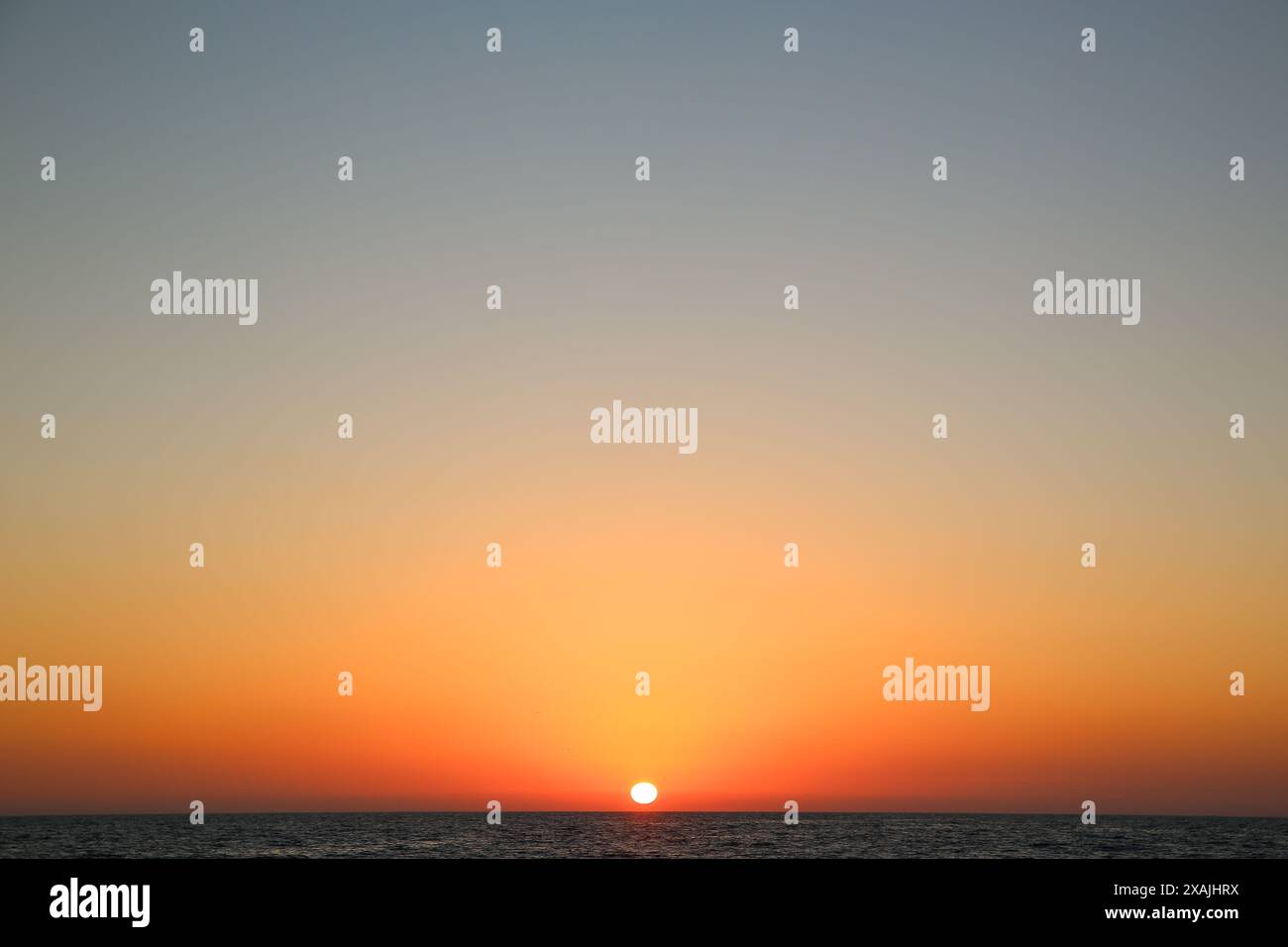 Sun setting over sea horizon hi-res stock photography and images - Alamy