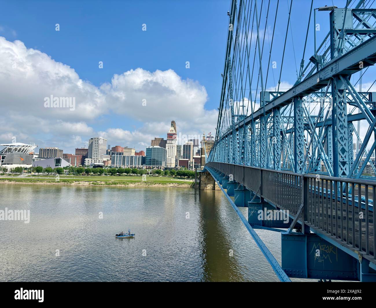 Cincinnati skyline iconic roebling suspension hi-res stock photography ...