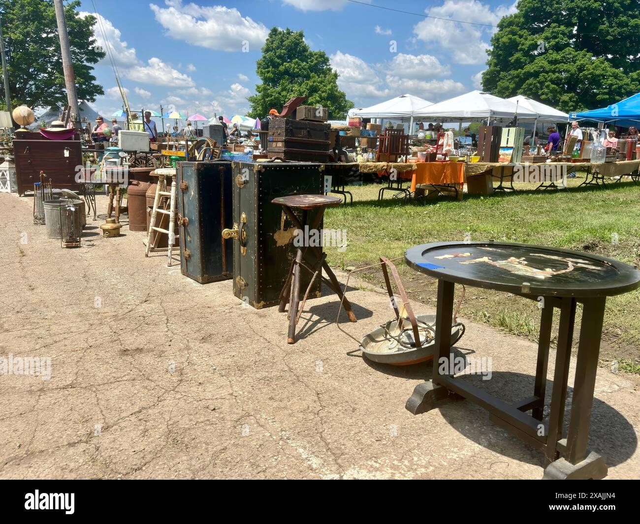 Outdoor antique market in Springfield, OH with shoppers Stock Photo - Alamy