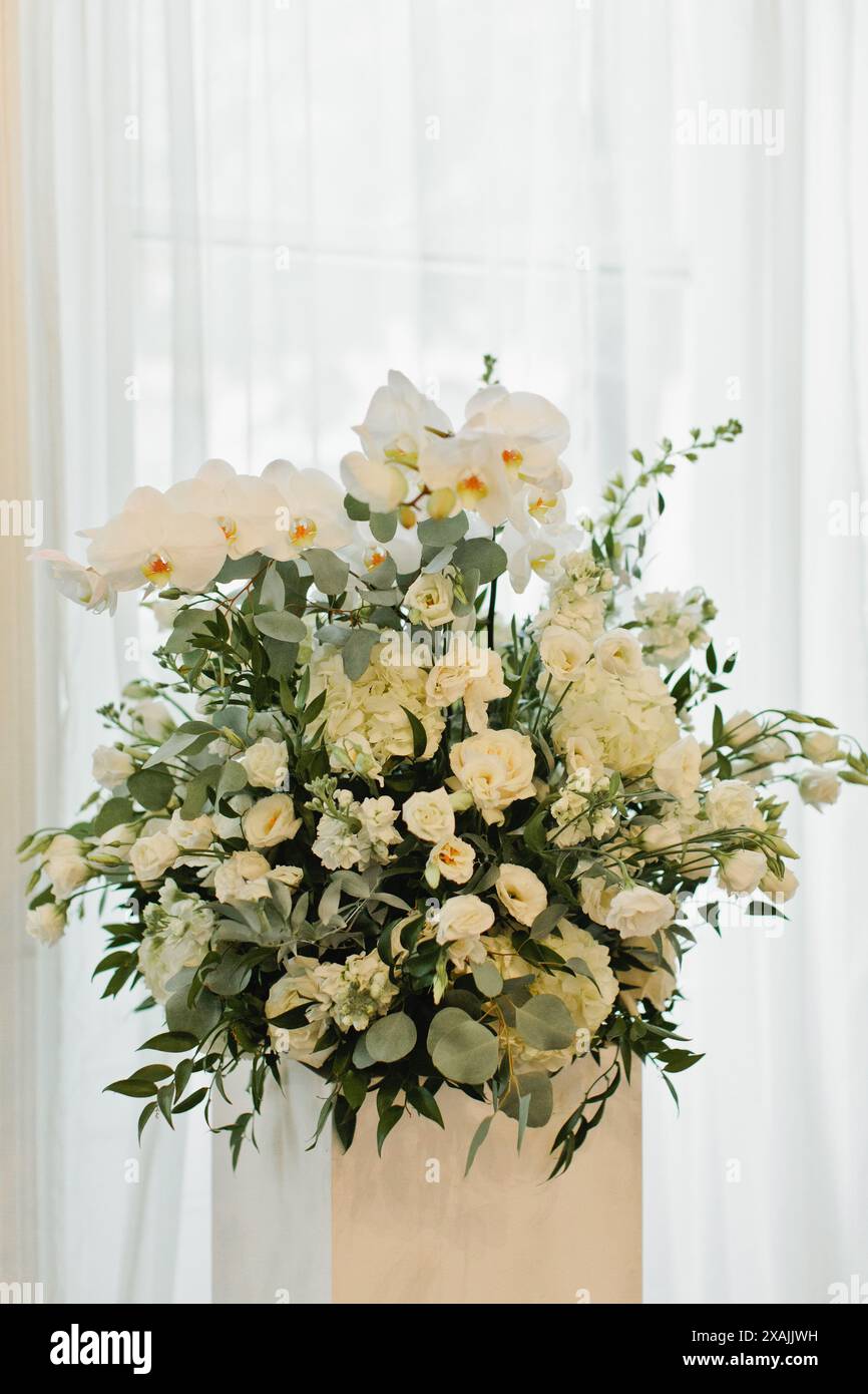 White pillars with elegant white floral displays and orchids Stock ...