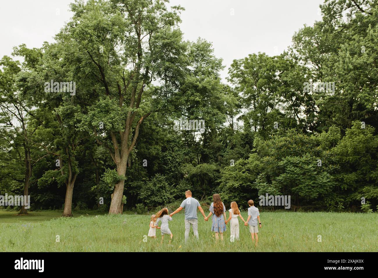 Dad with kids holding hands hi-res stock photography and images - Alamy