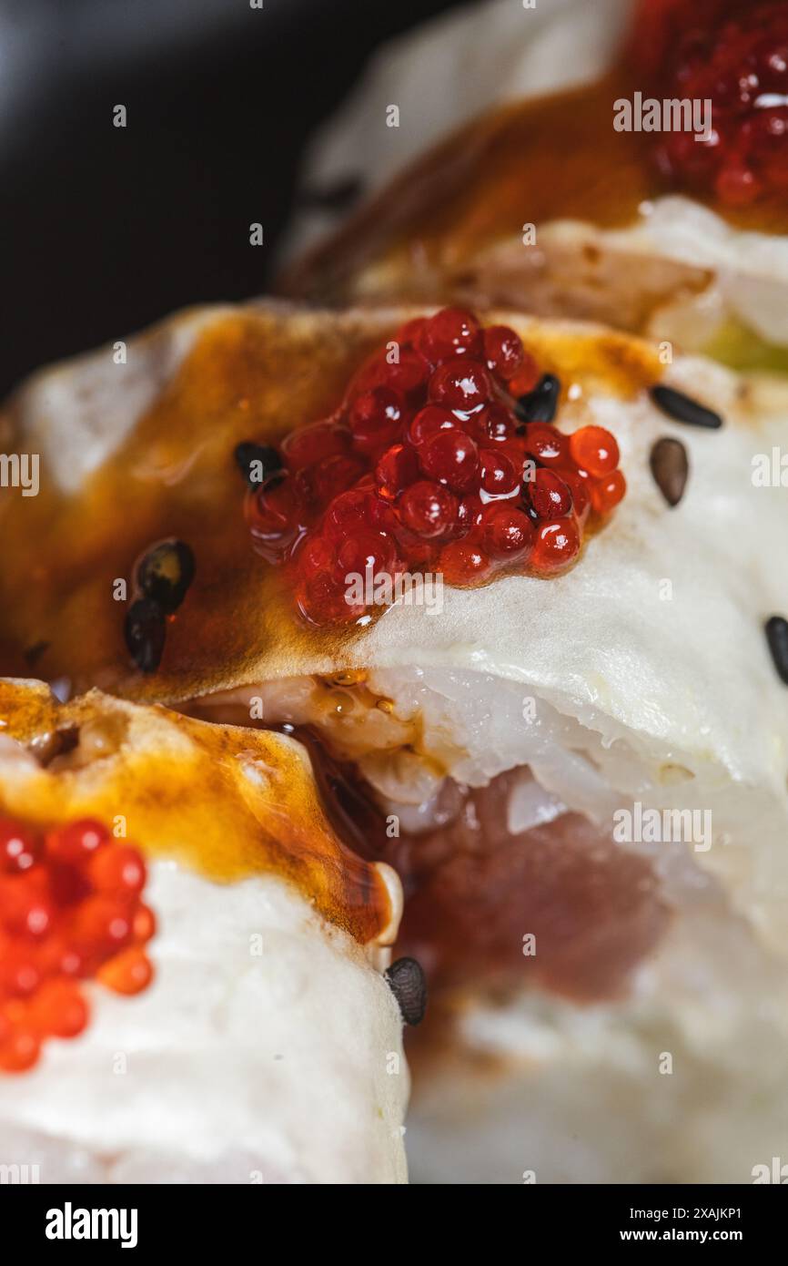 Rollo de sushi hi-res stock photography and images - Alamy
