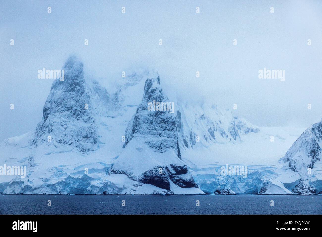 Lemaire channel antarctica antarctic peninsula hi-res stock photography ...