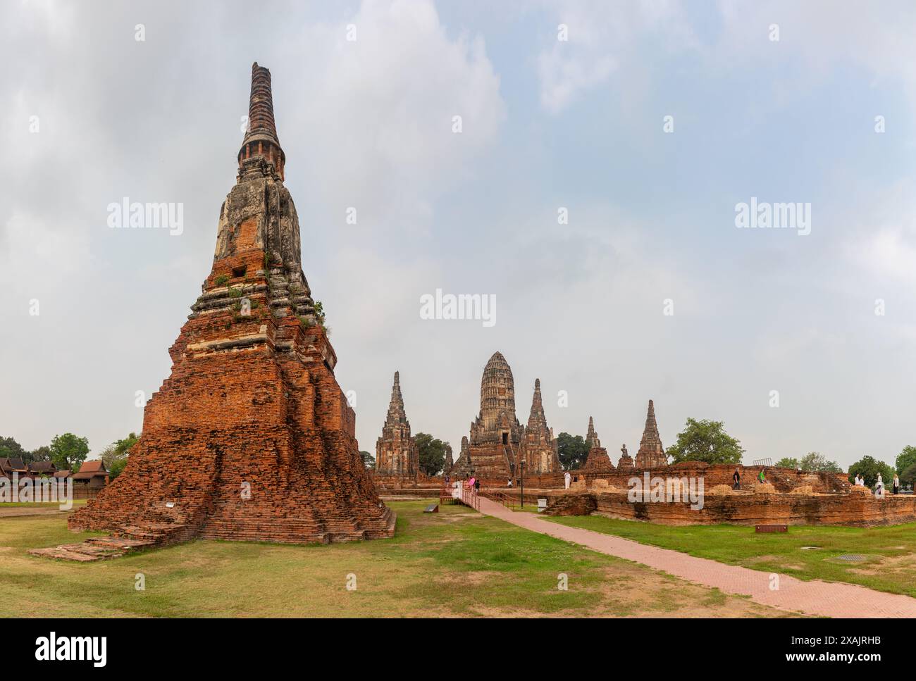 A picture of the Wat Chaiwatthanaram Temple, with the central structure ...