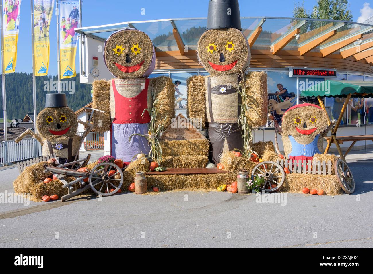 Straw bale figures hi-res stock photography and images - Alamy