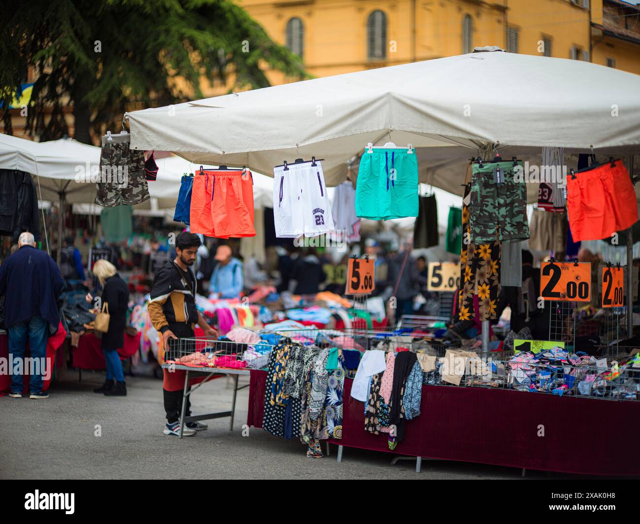 Italy, Bologna, Street market, Piazza VIII Agosto Stock Photo - Alamy