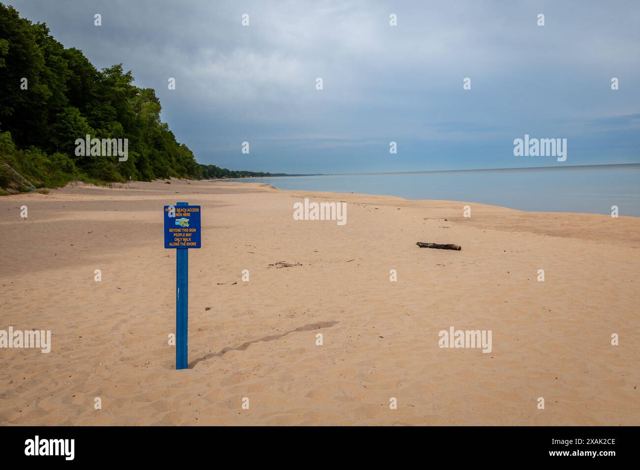 Private beach sign marking the border of public access Stock Photo - Alamy