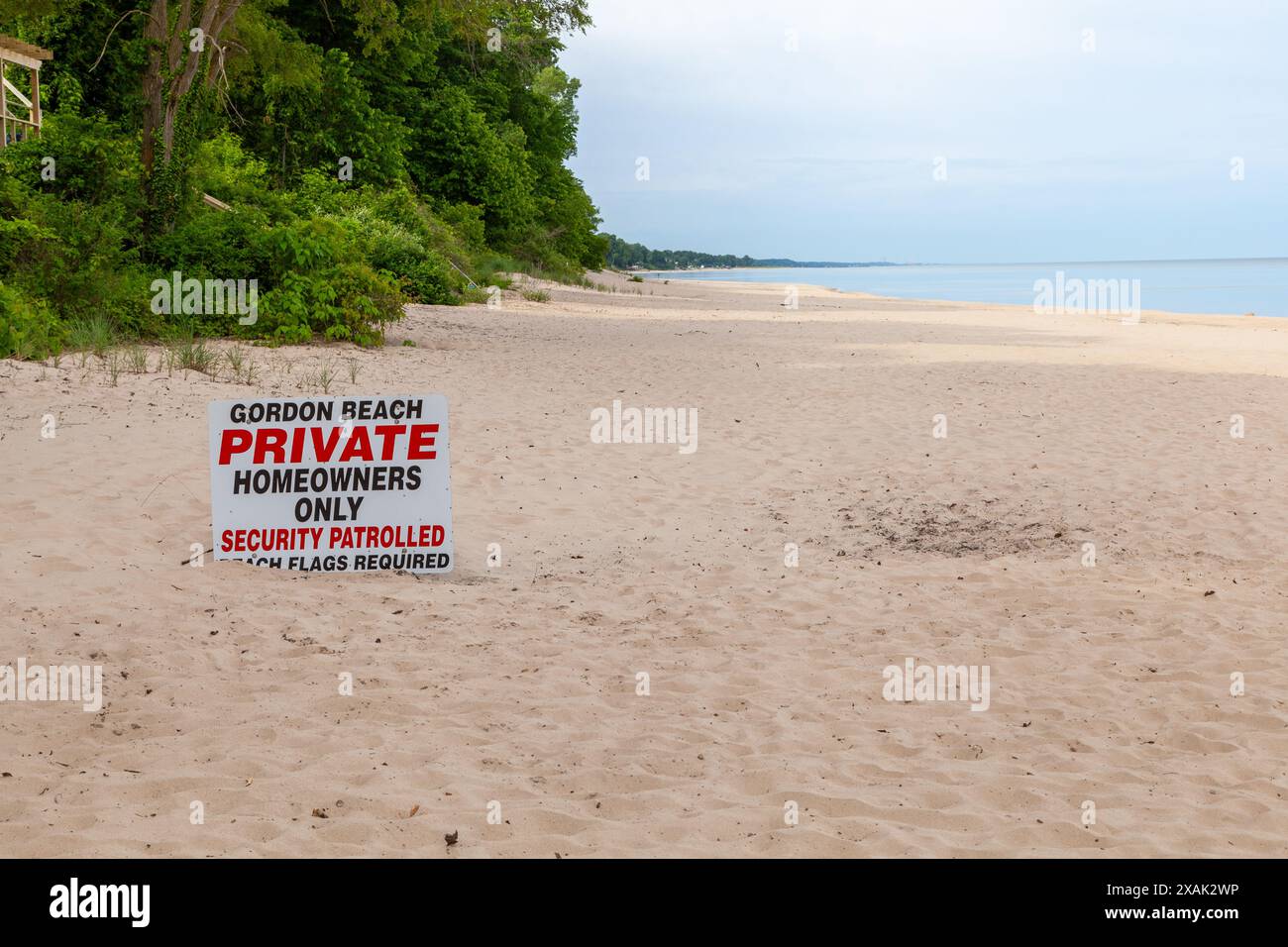 Private beach sign marking the border of public access Stock Photo - Alamy