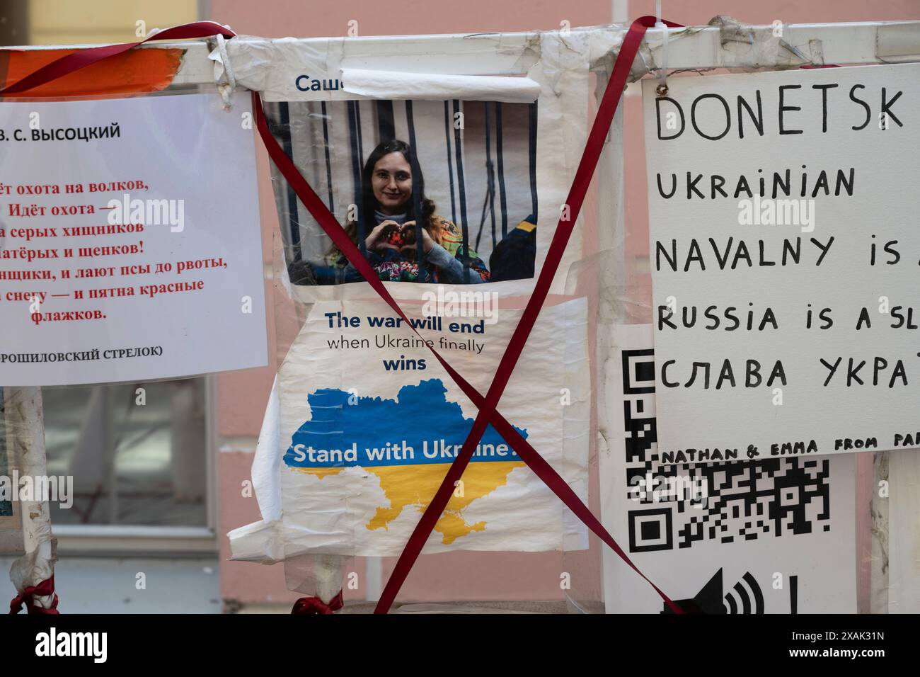 Ukraine war protest sign hi-res stock photography and images - Alamy