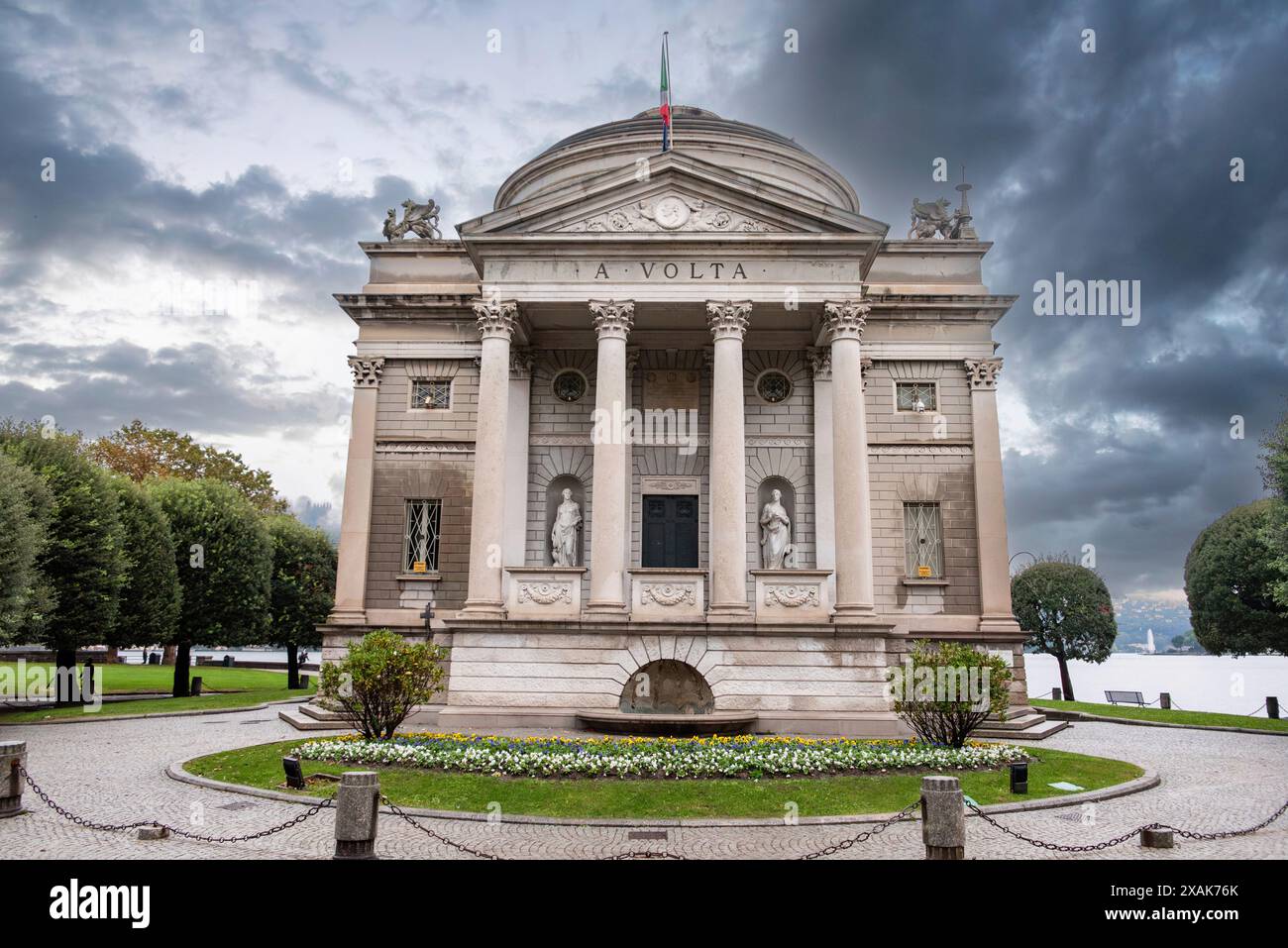 Volta temple at lake Como, Italy Stock Photo - Alamy