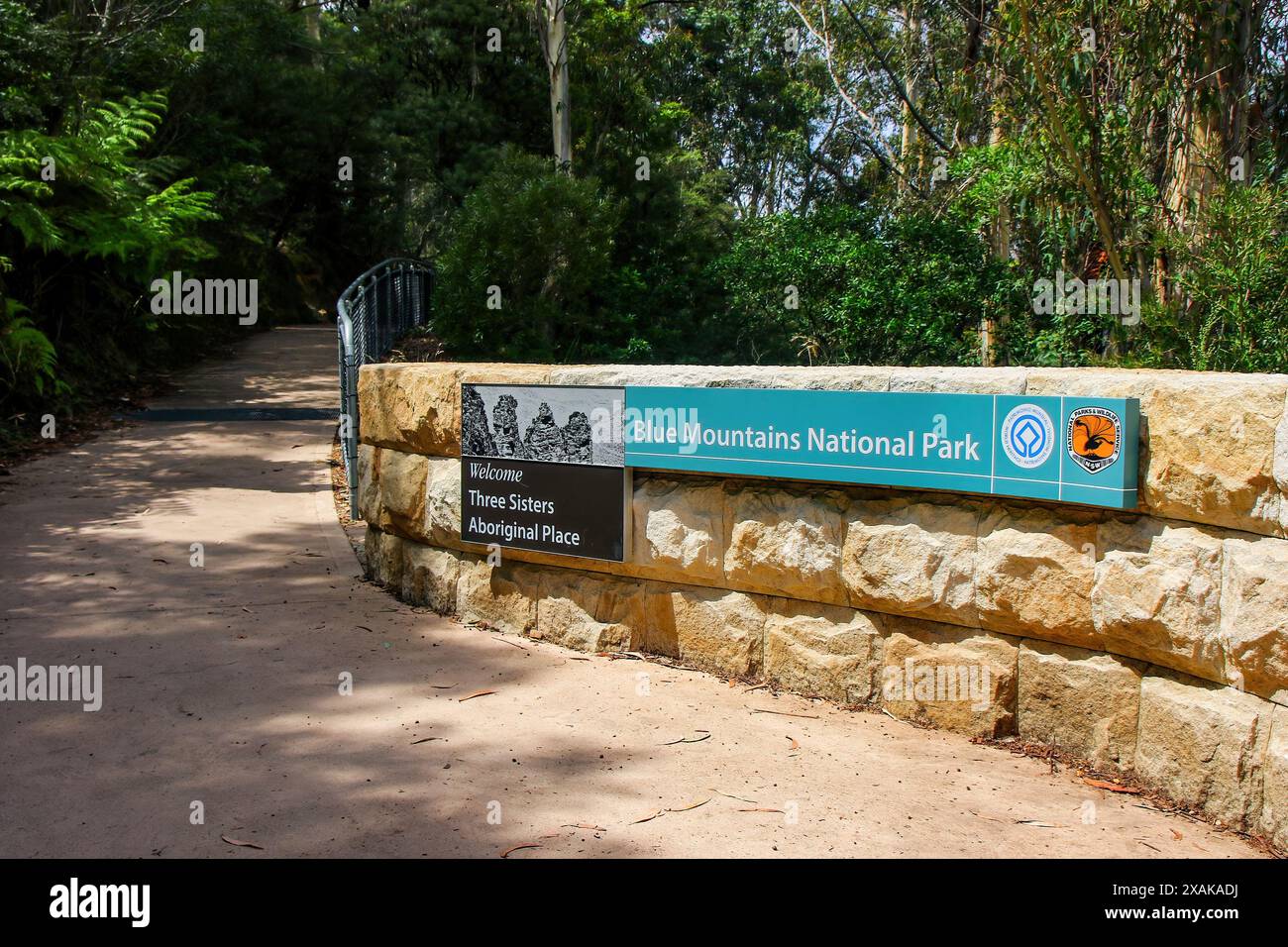 Welcome sign to the Blue Mountains National Park at the start of the ...