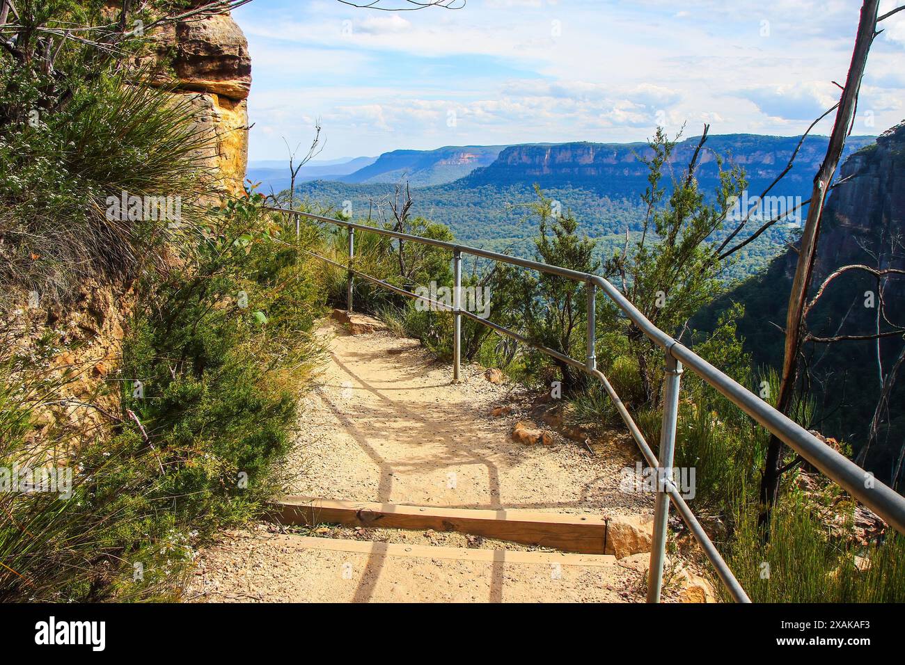 Prince Henry Cliff Walk from Katoomba to the Three Sisters rock ...