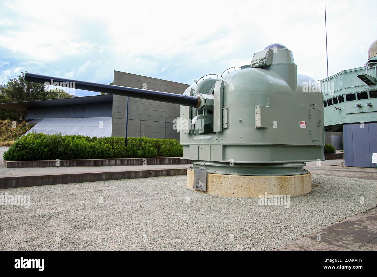 Gun turret of the HMAS Brisbane warship at the Australian War Memorial ...