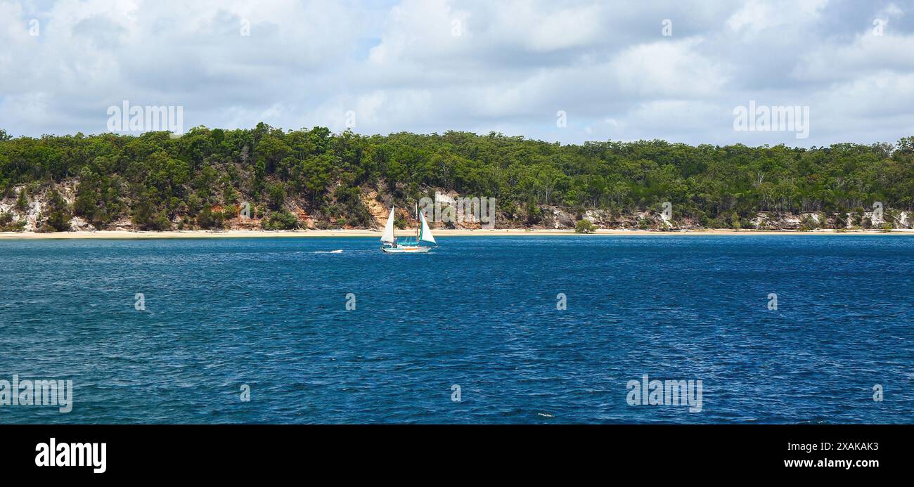 Shoreline of Hervey Bay on the Great Sandy Strait, between Fraser ...