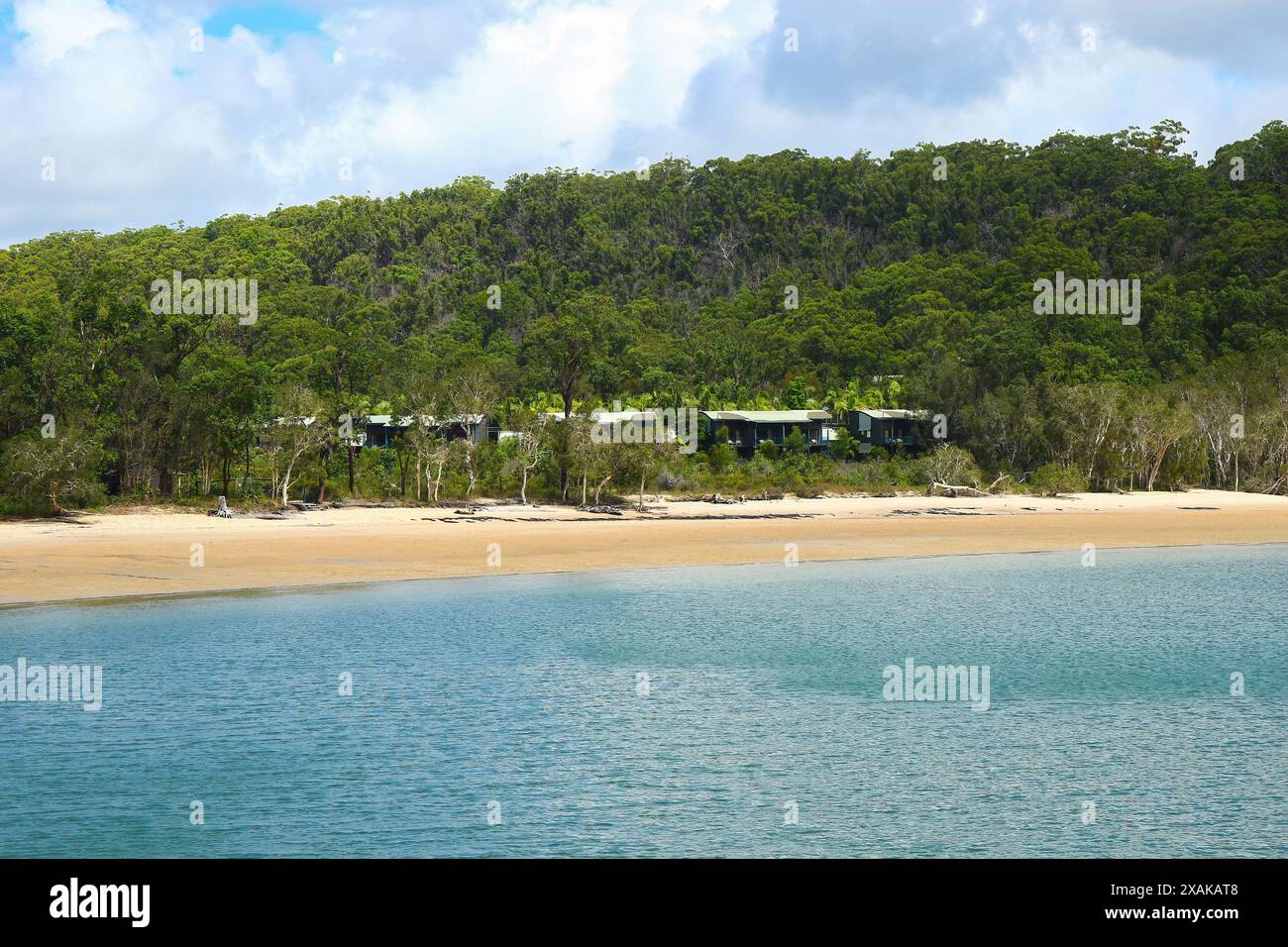 Beach of Kingfisher Bay on the west coast of K'gari (Fraser Island) in ...