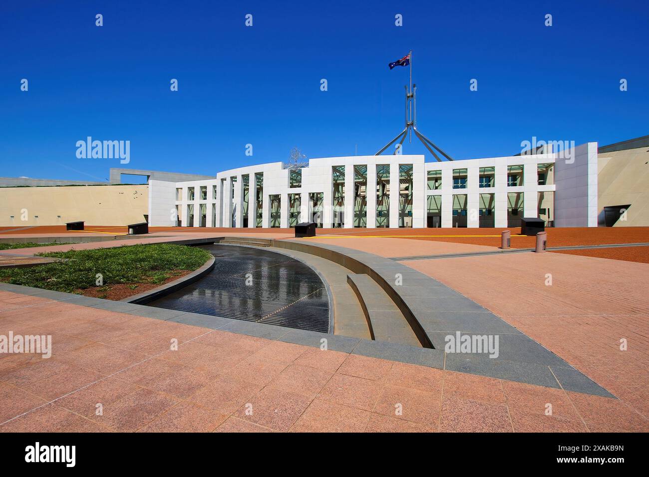 Circular pond with fountain hi-res stock photography and images - Alamy