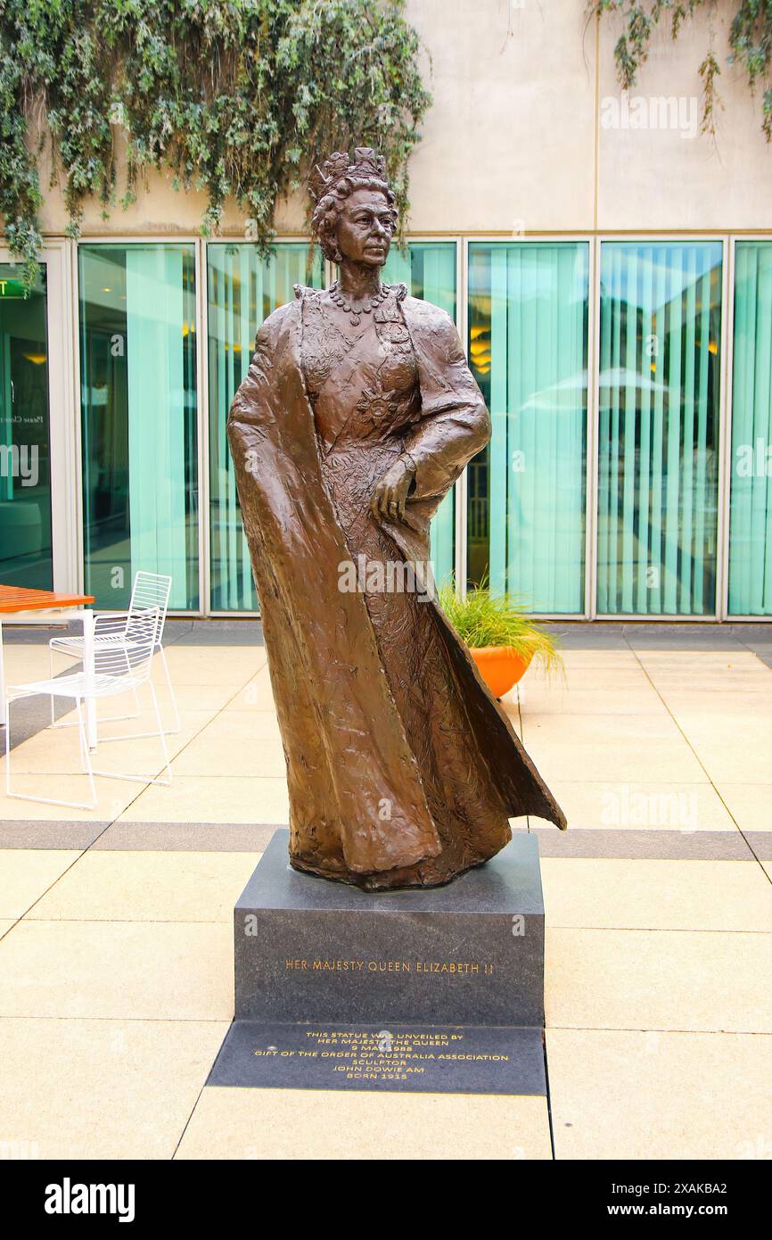 Bronze statue of Queen Elizabeth II of Australia in a courtyard of the ...