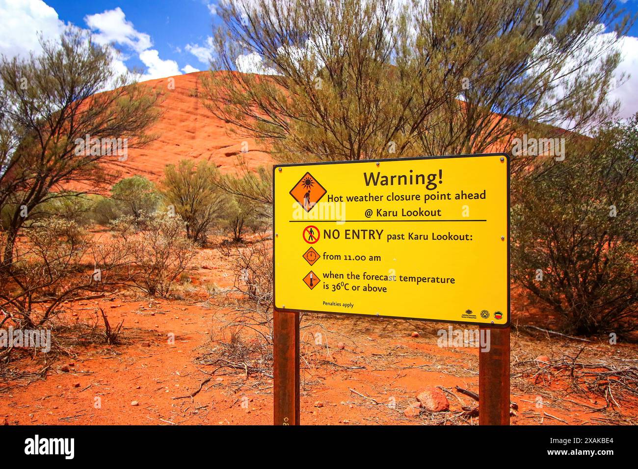 Hot weather closure warning sign at the Karu Lookout on the Valley of ...