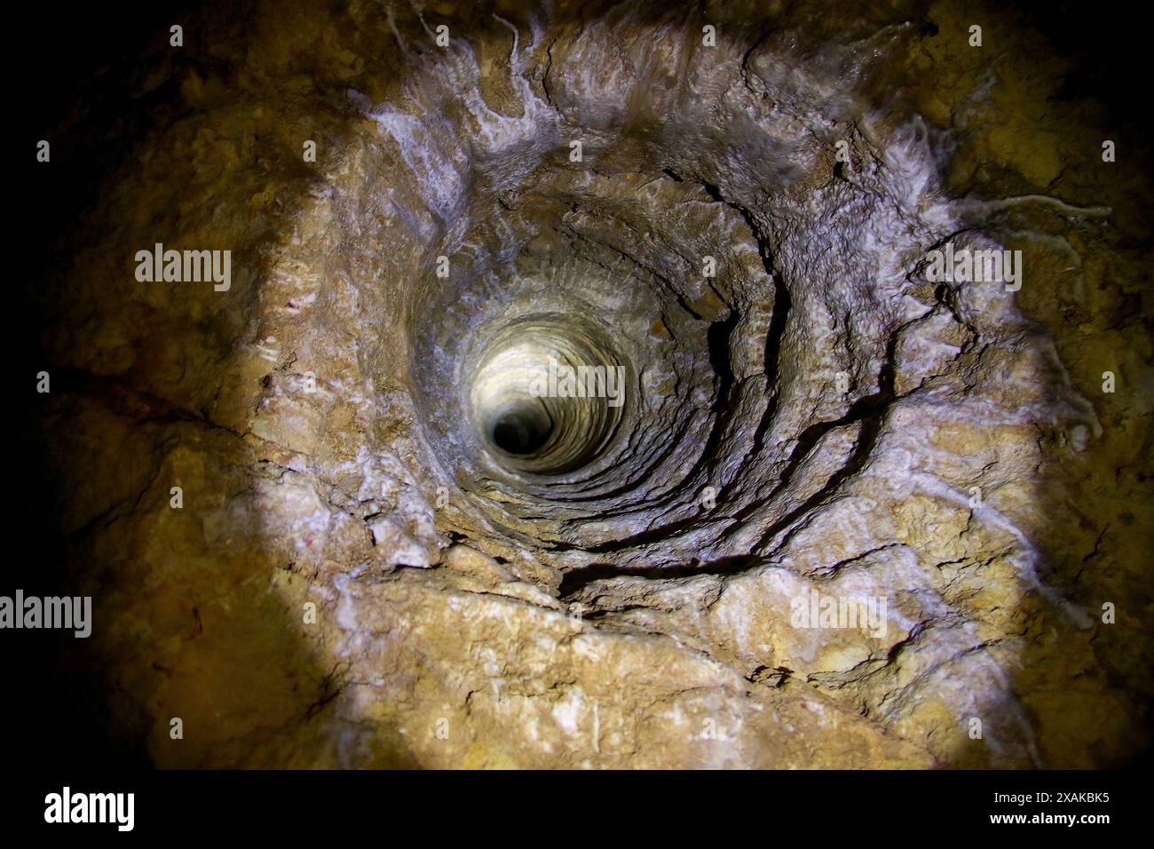 Vertical shaft in the Victoria Fossil Cave in the Naracoorte Caves ...