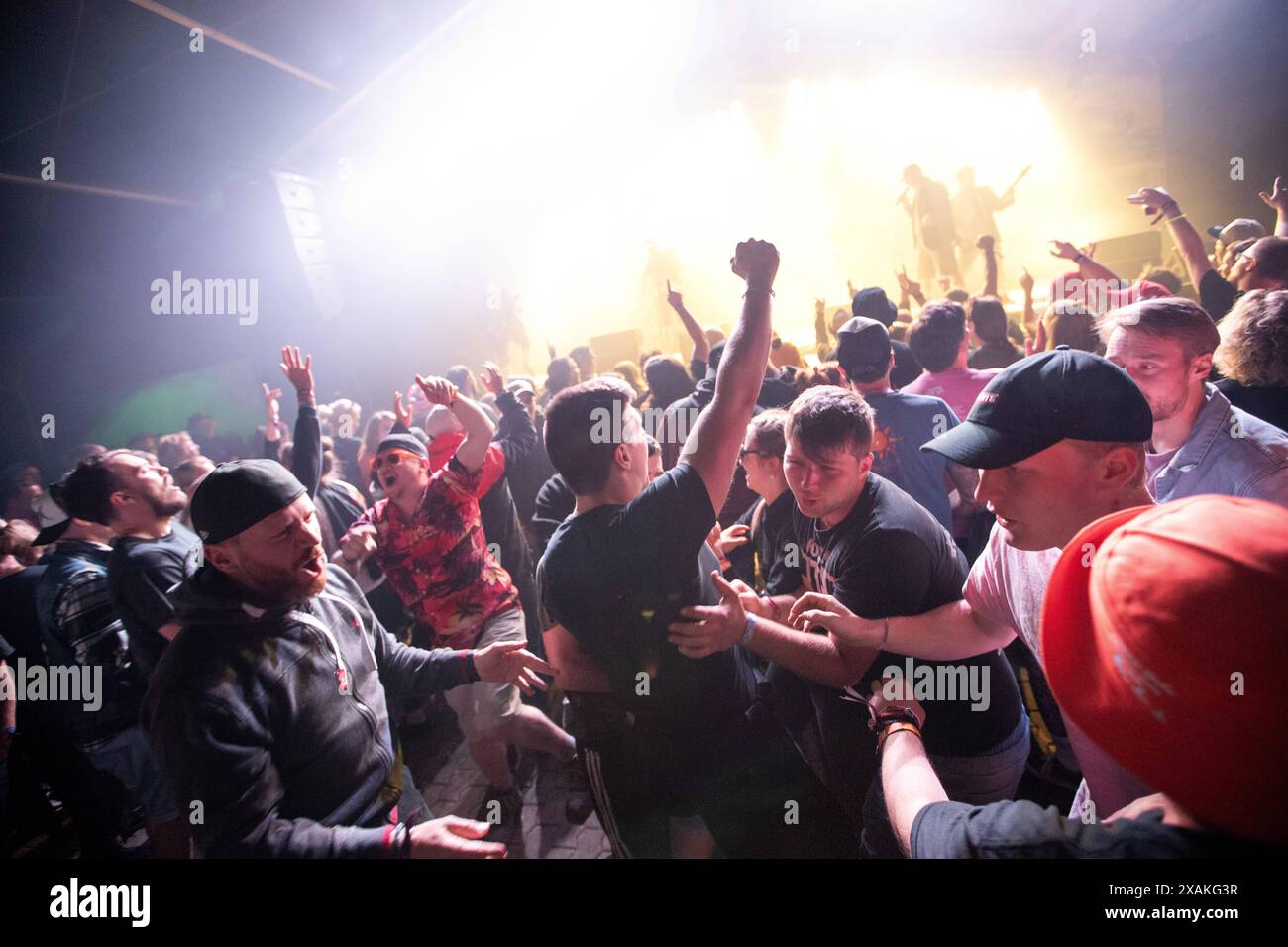 Festivalbesucher in einem Moshpit während des Auftritts der Band Humppa ...