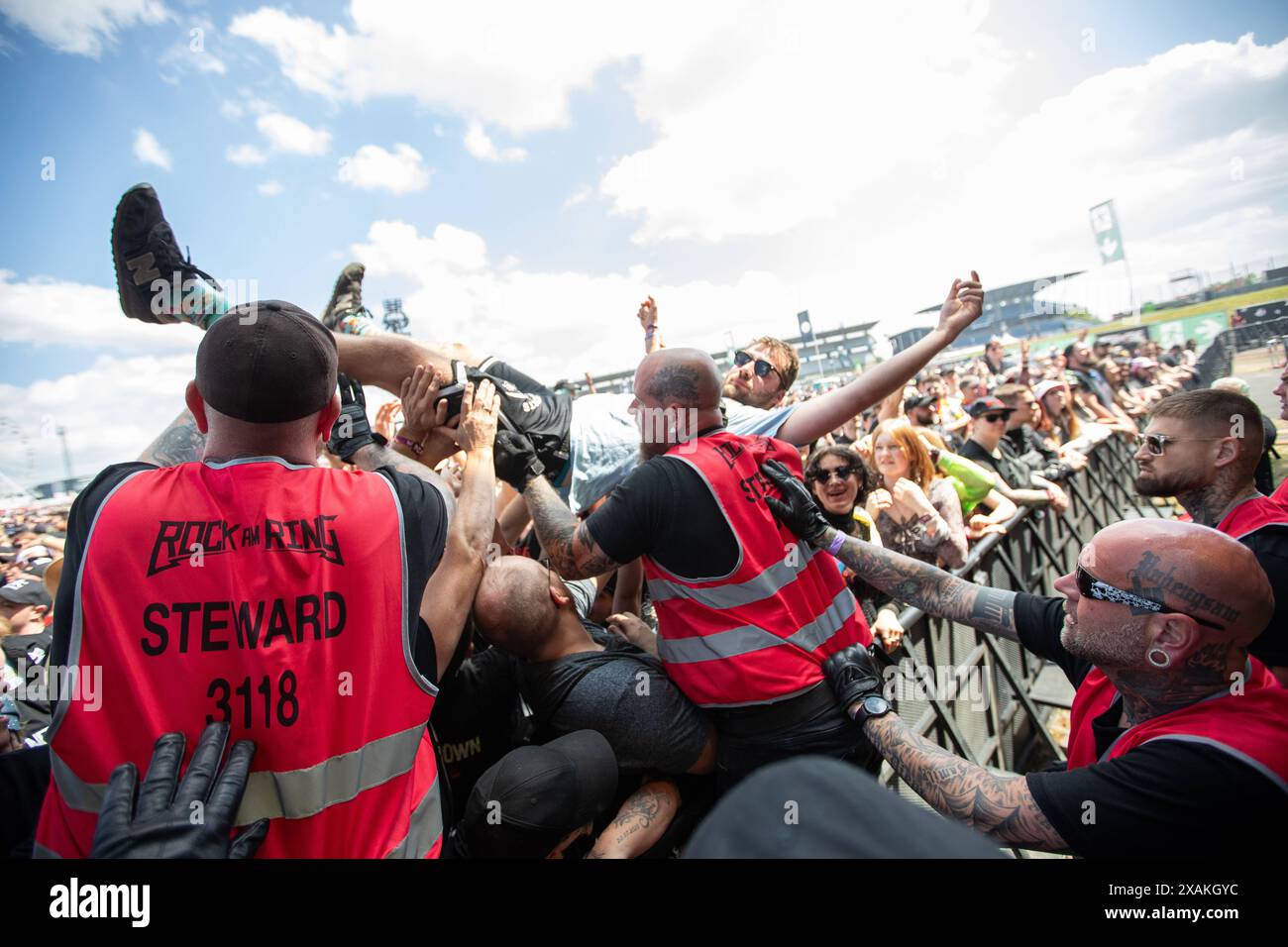 Festivalbesucher während des Auftrittes der texanischen Metalcore-Band ...