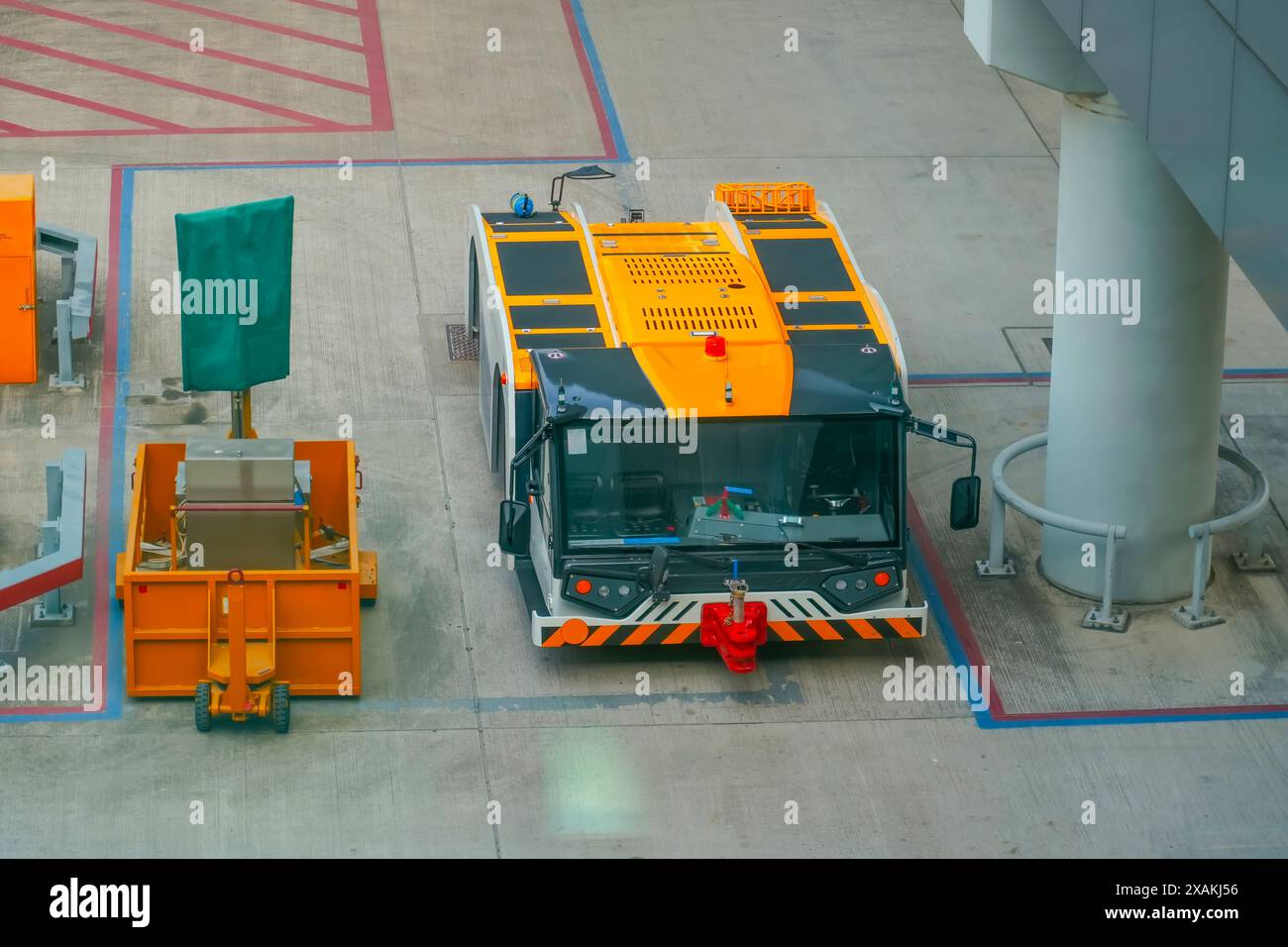 Tug tow truck tractor parking lot on the airport tarmac Stock Photo - Alamy