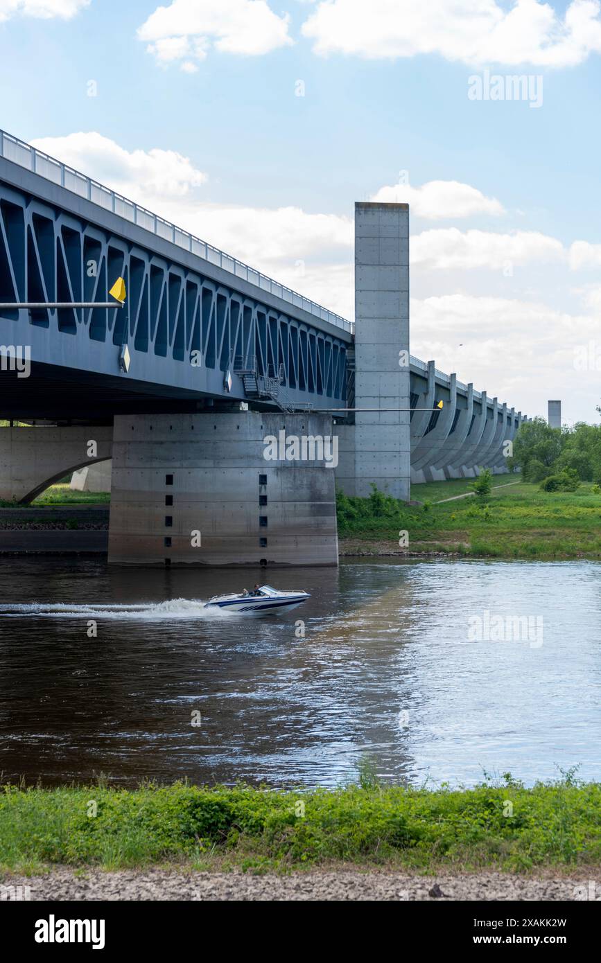 Trough bridge, Mittelland Canal flows over the Elbe in the structure ...