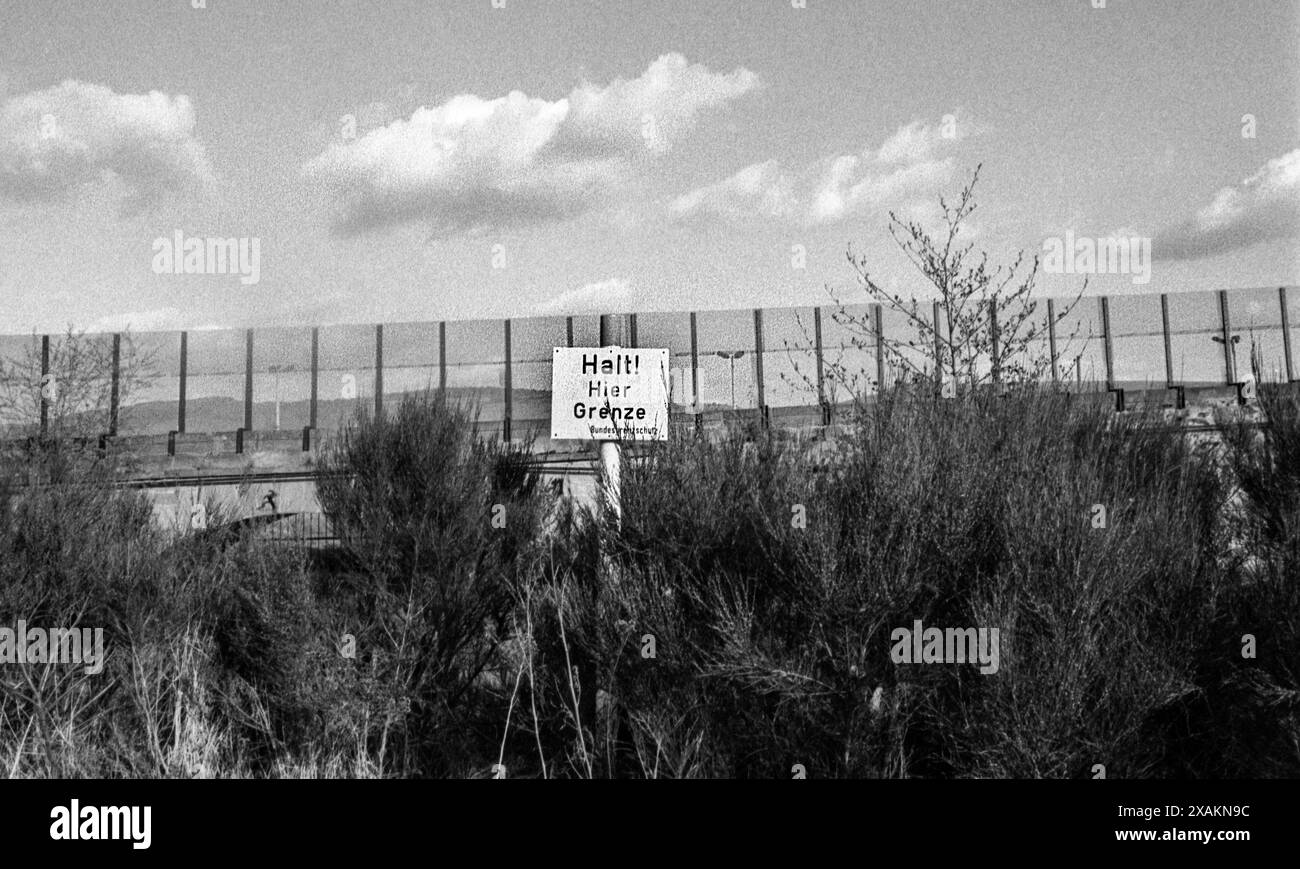 Border wall, 'Stop here border' sign, borderland reportage Stock Photo ...