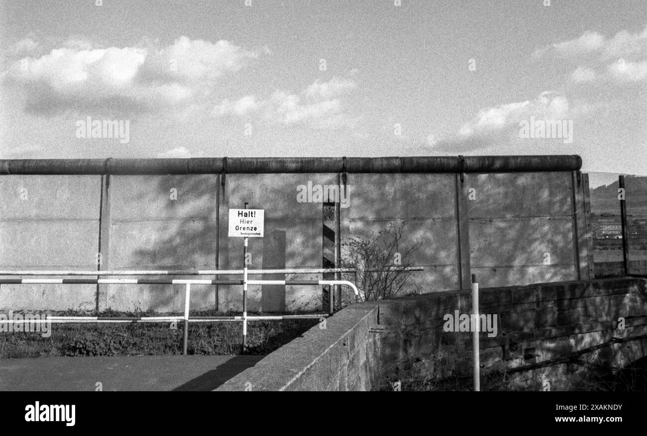 Border wall, 'Stop here border' sign, borderland reportage Stock Photo ...