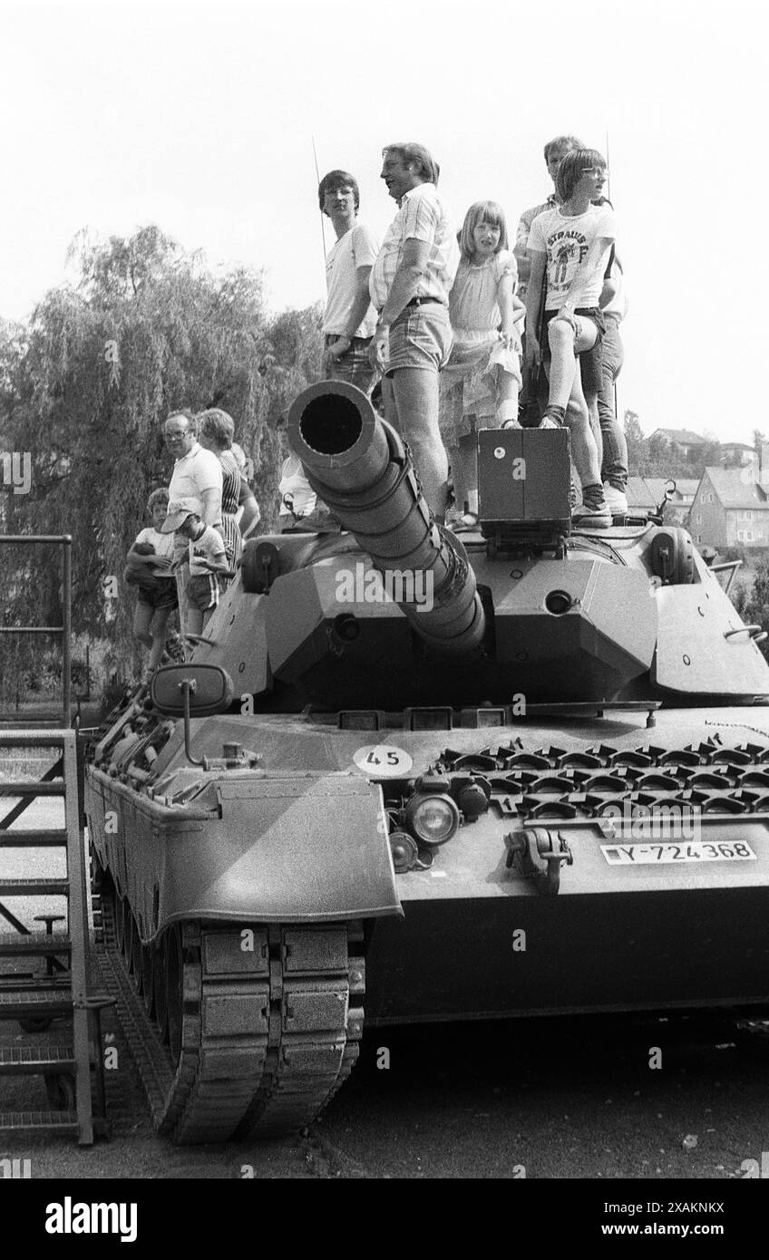 Fathers, sons, daughters, children on a Bundeswehr main battle tank ...