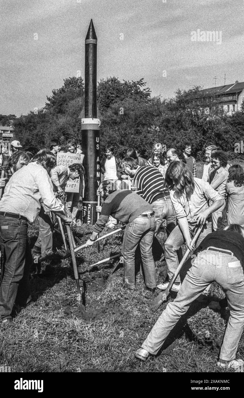 The Pershing II dummy is buried by activists in the Fulda floodplain ...