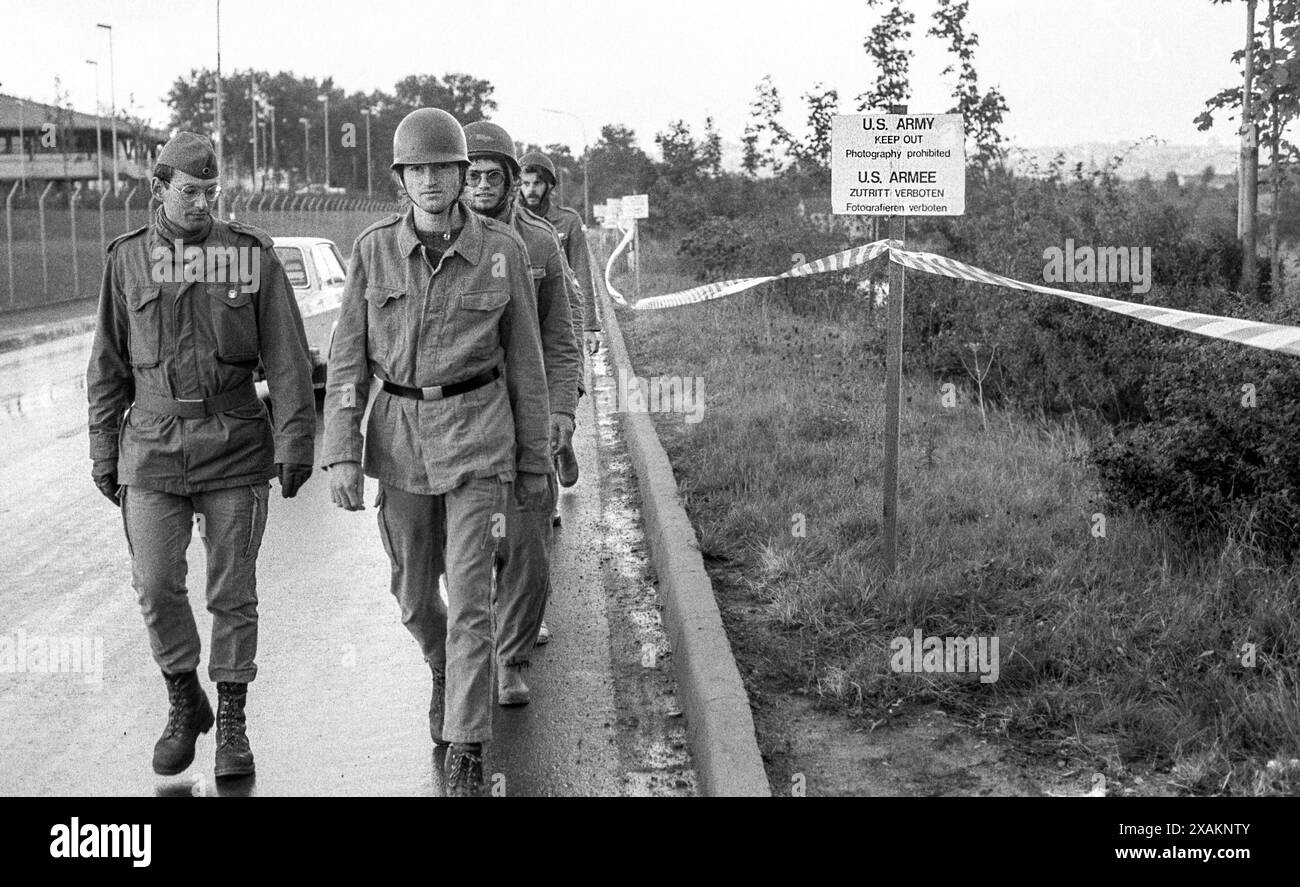 Peace activists dressed up as Bundeswehr soldiers and imitated everyday ...