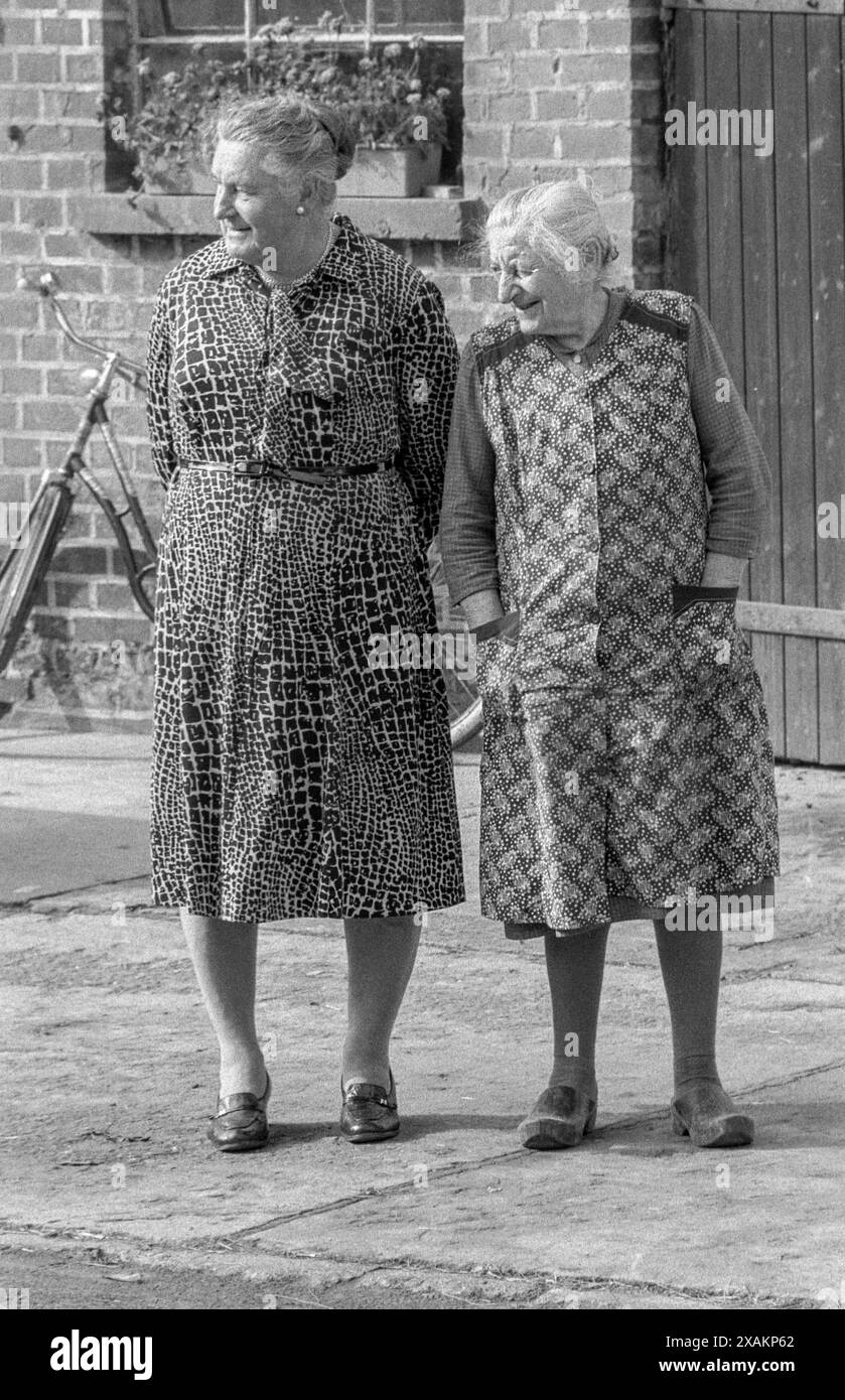 Two old women from Ulmbach observe the peace activists, menschen ...