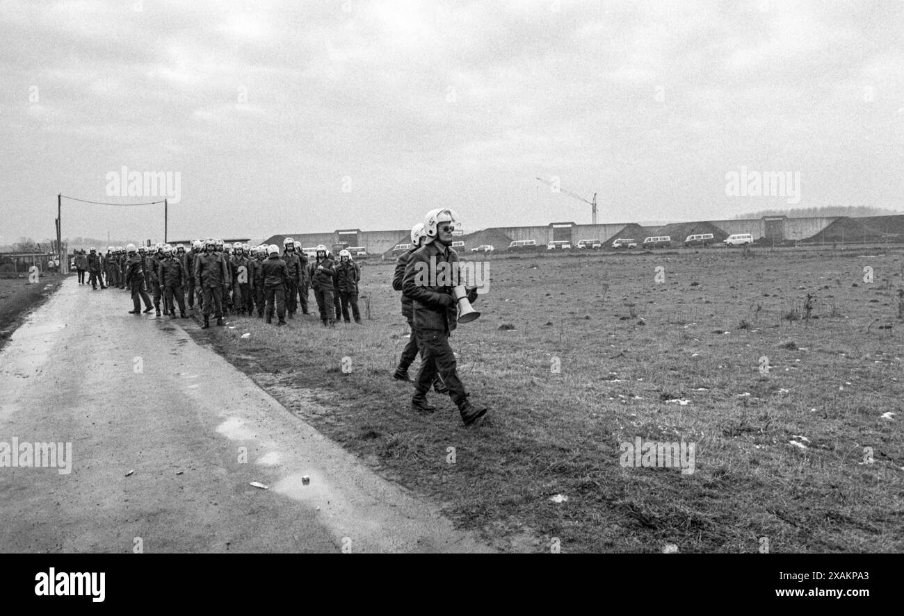 Hessian police observe the blockade - action in front of the Erlensee ...