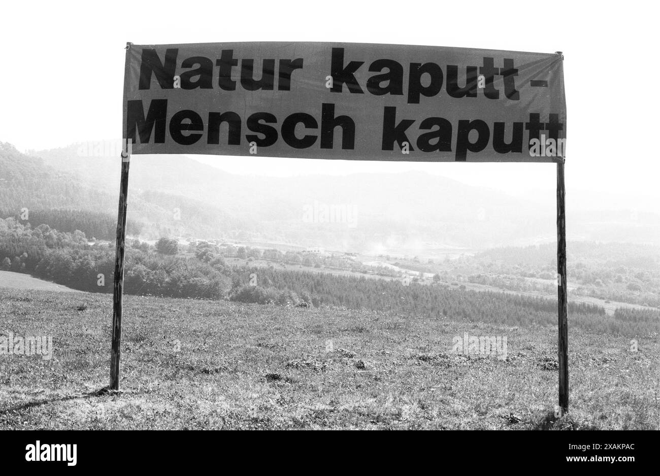 The banner 'Natur kaputt - Mensch kaputt' at the edge of the ...