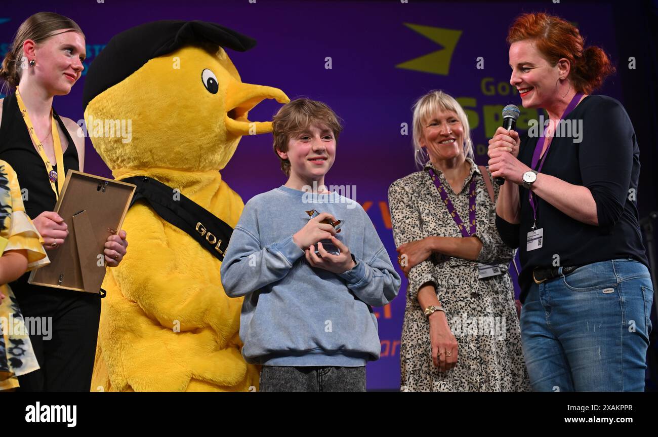 Erfurt, Germany. 07th June, 2024. Theo Kretschmer (M) accepts the award ...