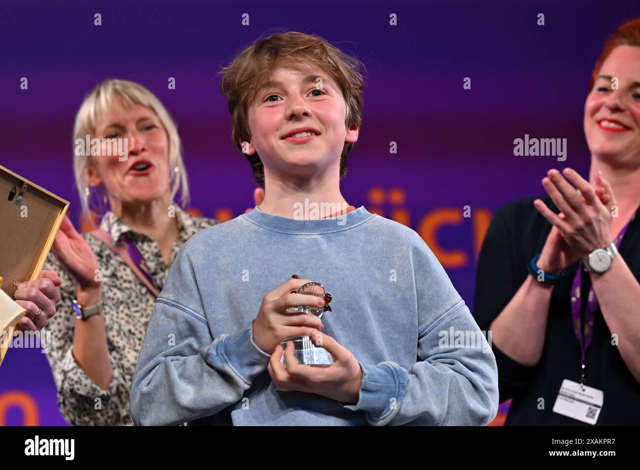 Erfurt, Germany. 07th June, 2024. Theo Kretschmer (M) accepts the award ...