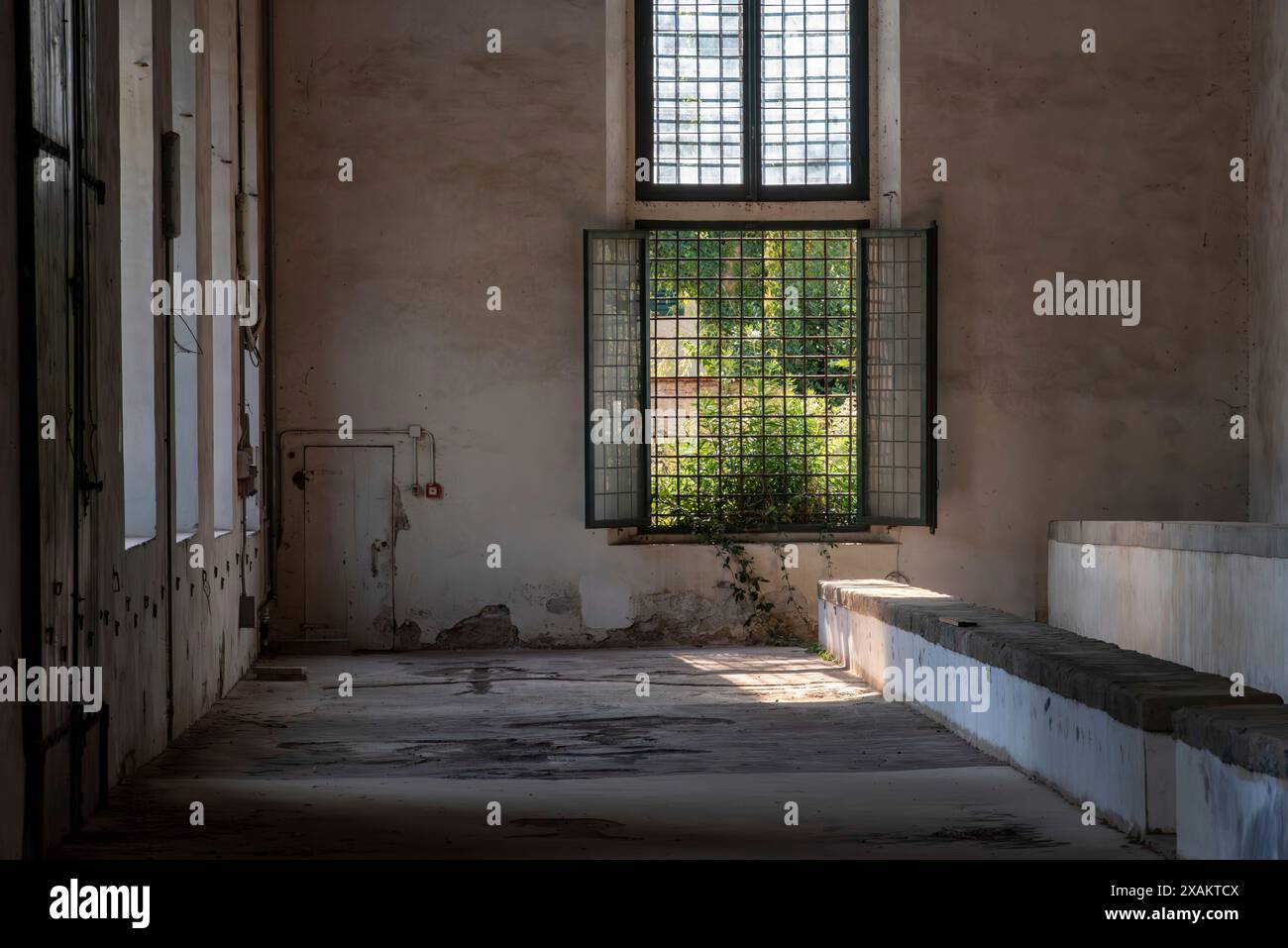 Empty room big window hi-res stock photography and images - Alamy