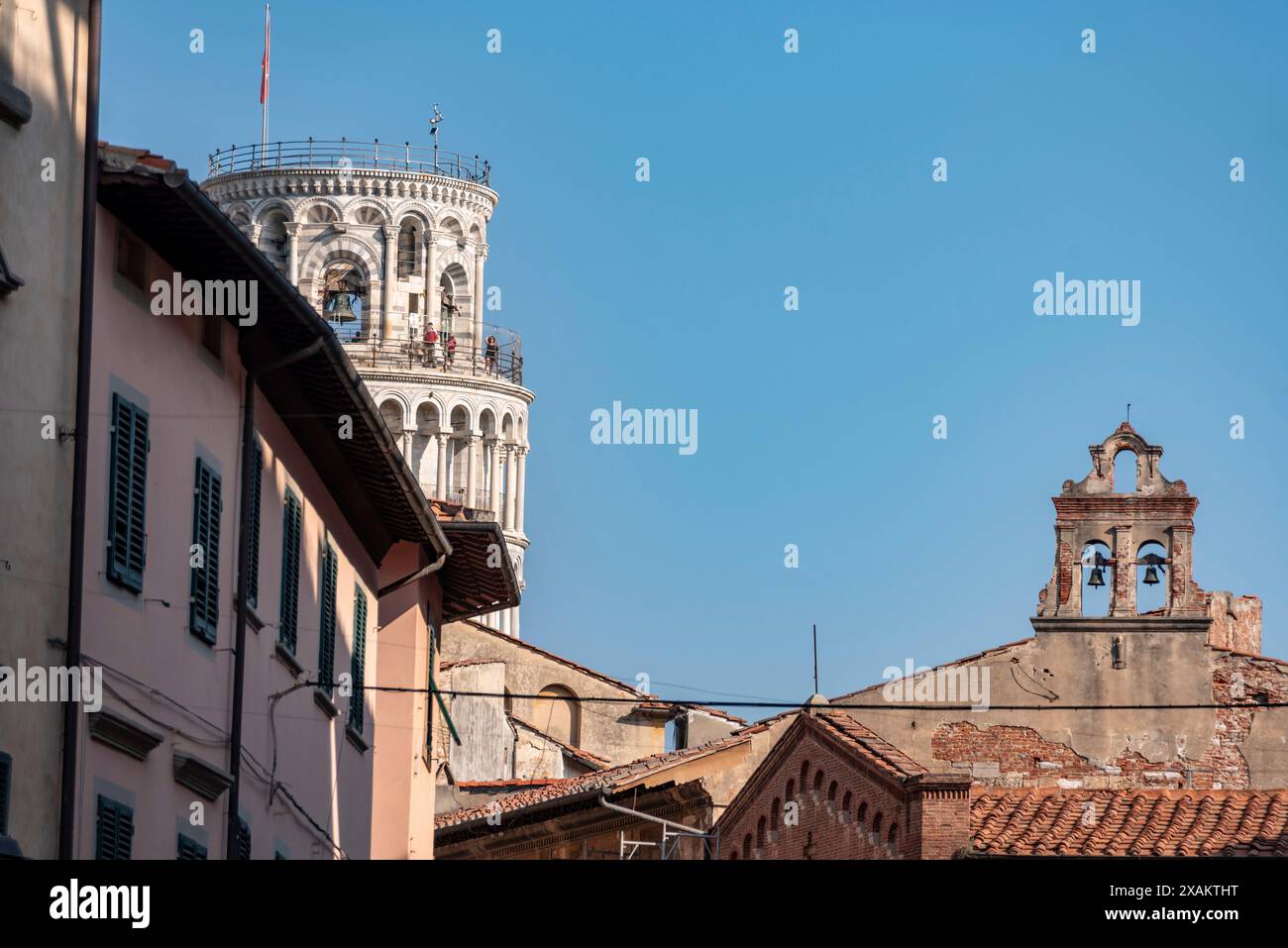Famous leaning tower of Pisa, residential houses in front, Italy Stock ...