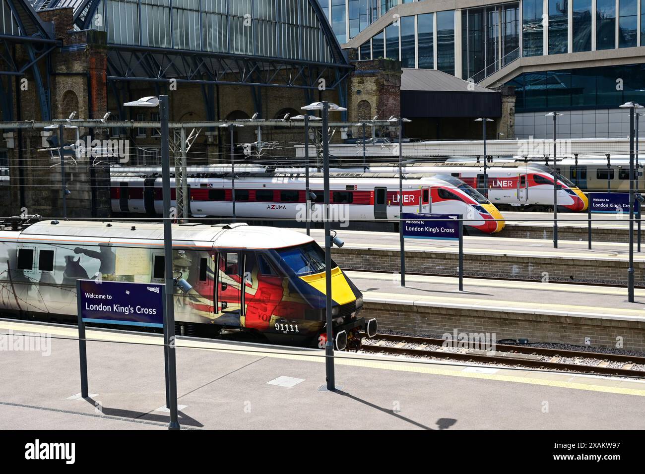 Class 91 and Azumas at King's Cross railway station, London, England ...