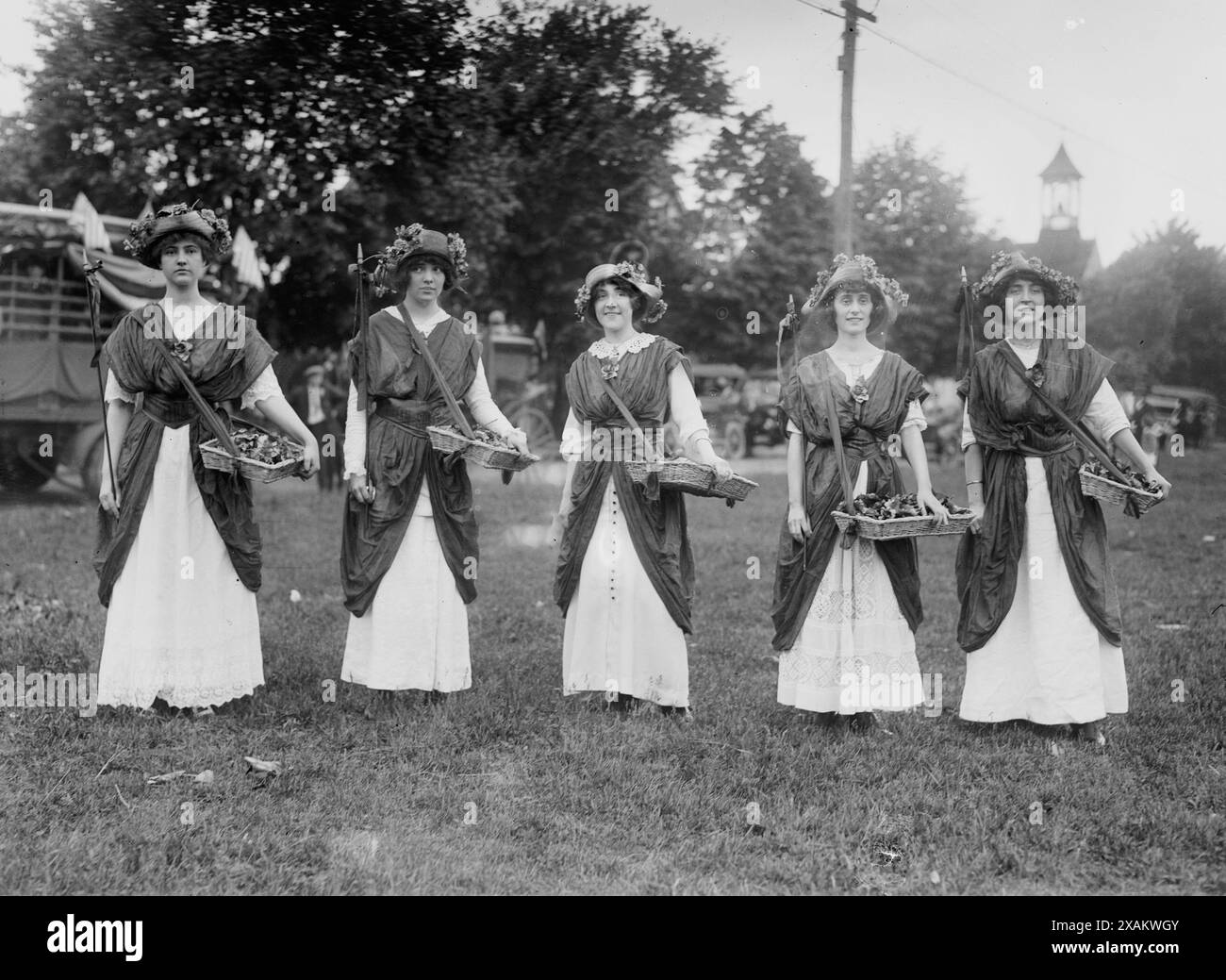 Suffrage pageant flower girls l i hi-res stock photography and images ...
