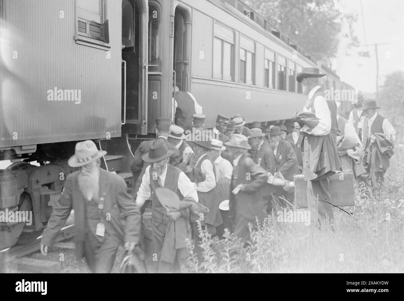 Vets. entraining - Gettysburg, 1913. Shows the Gettysburg Reunion (the ...