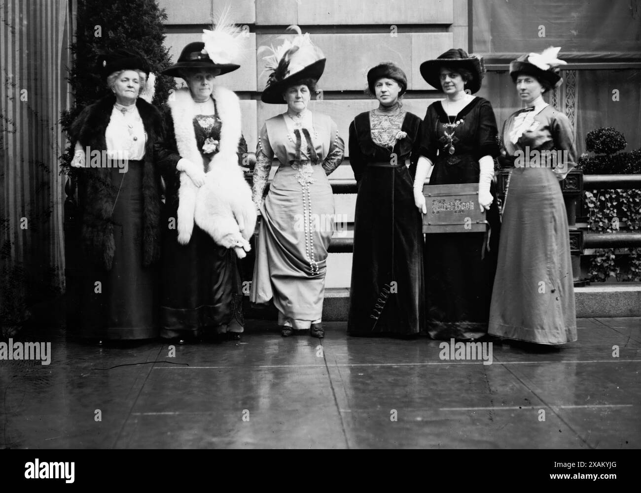 Mrs. J.S. Crosby, Mrs. Cullop, Mrs. S. Ayers, Mrs. Linthicum, Mrs. R.L ...