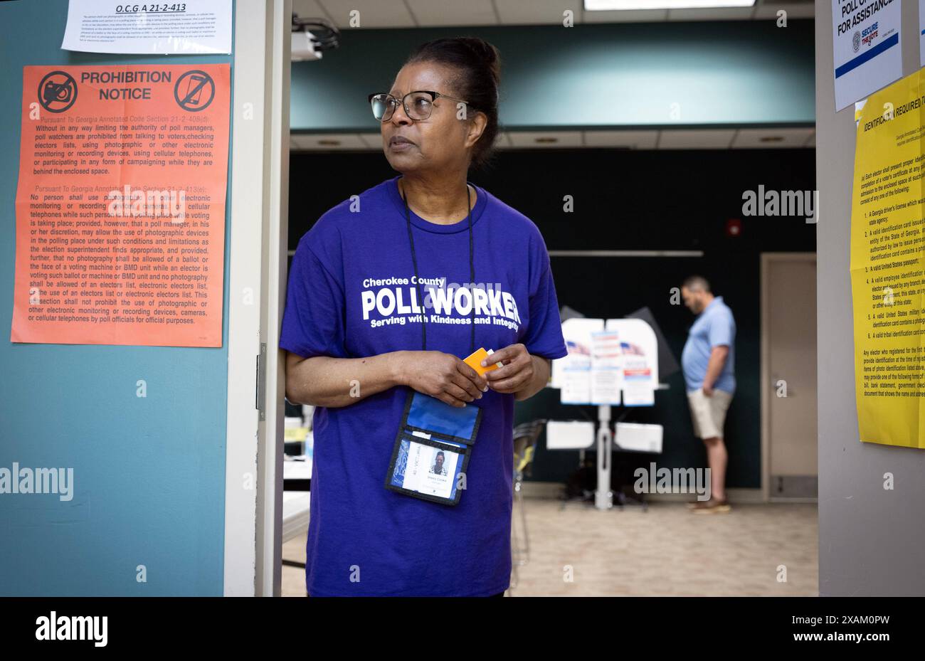 Woodstock, Georgia, USA. 21st May, 2024. Sherry Cooke, a poll worker ...