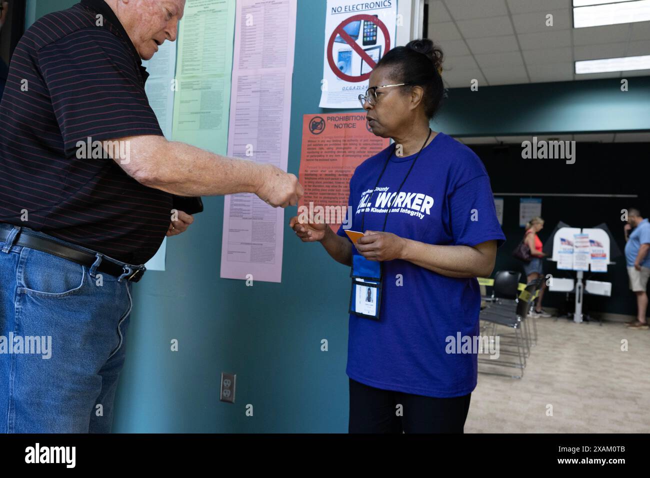 Woodstock, Georgia, USA. 21st May, 2024. Sherry Cooke, a poll worker ...