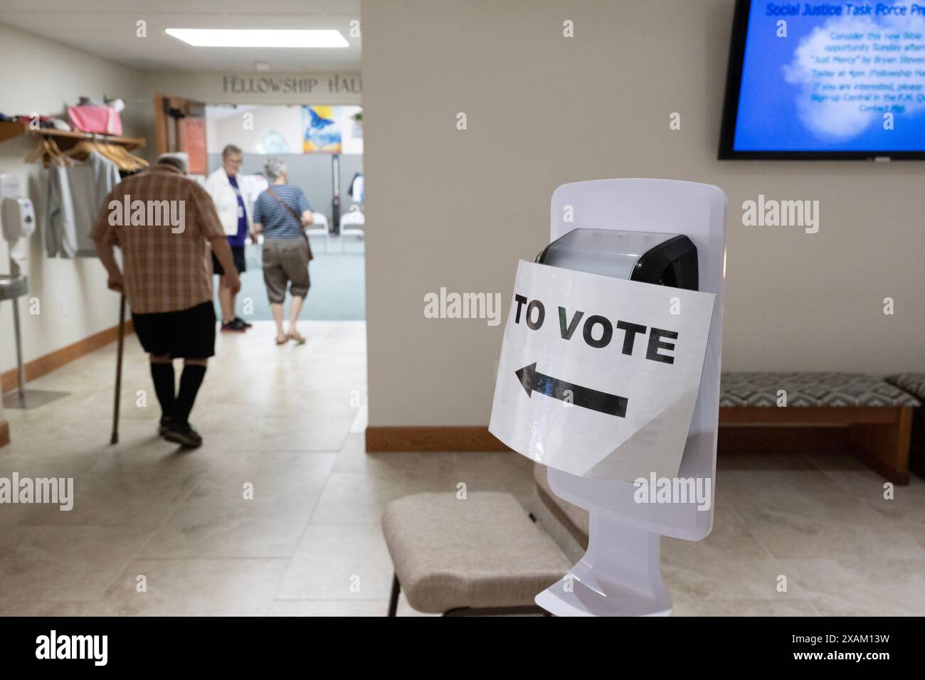 Woodstock, Georgia, USA. 21st May, 2024. Senior citizens queue to vote ...