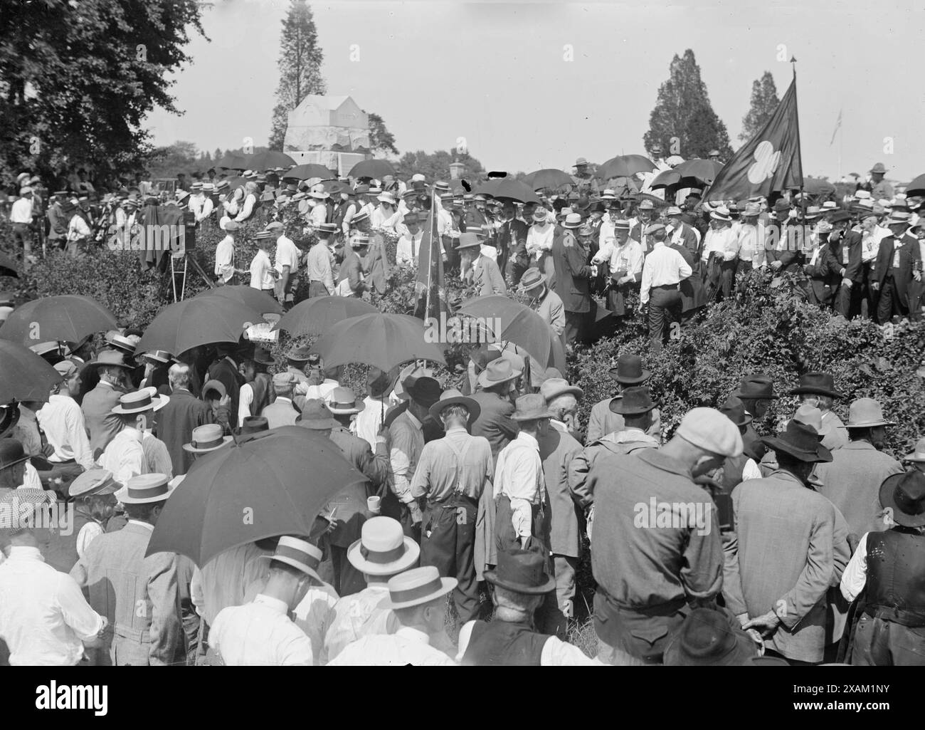 The reunion at "Bloody Angle" - Pickett's men in for[e]ground; Union ...