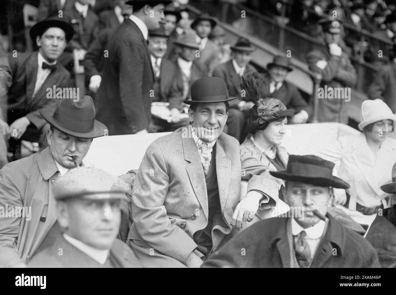 Women watching boxing hi-res stock photography and images - Alamy