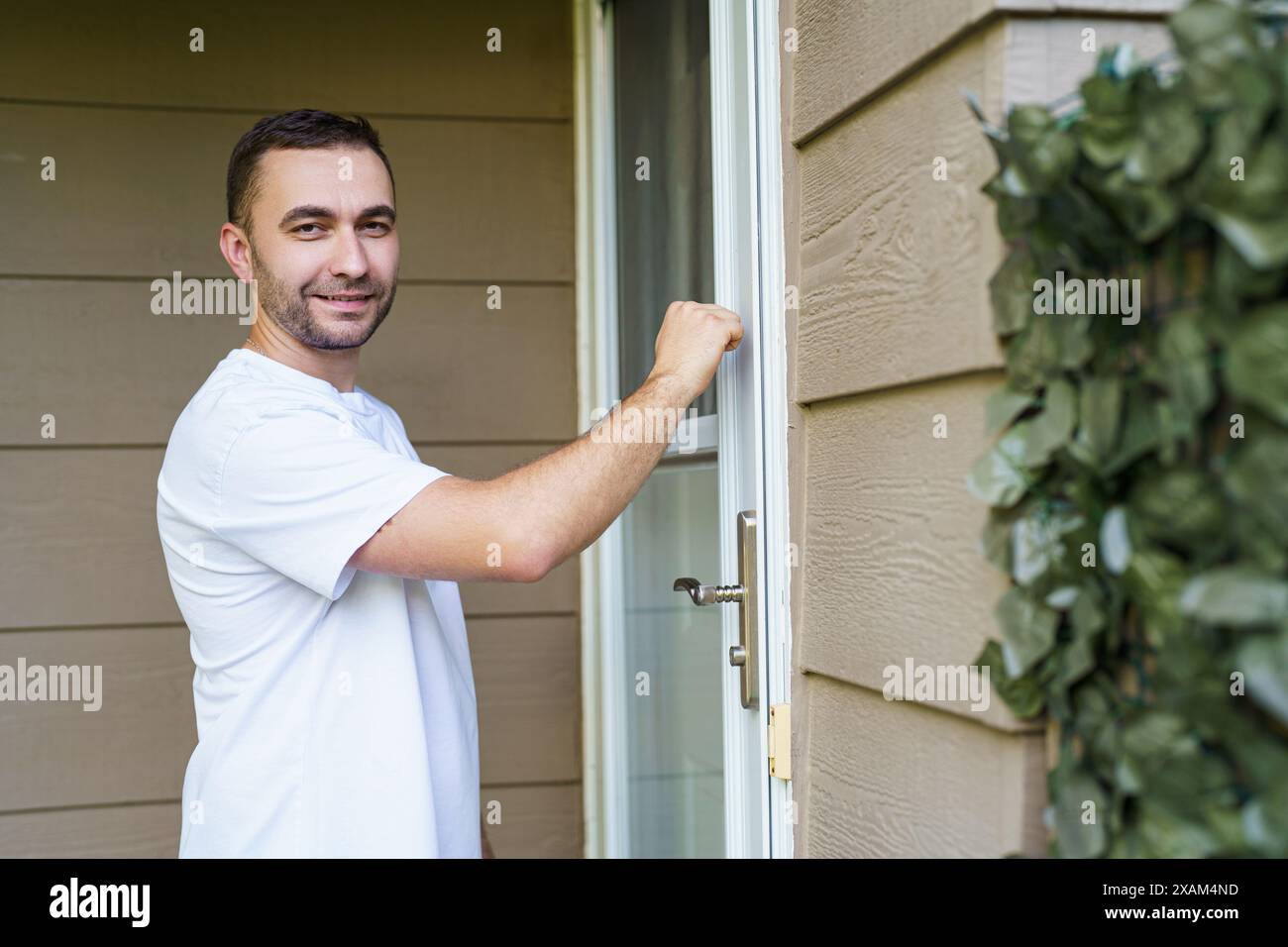 Door to door salesman knocking on the door Stock Photo - Alamy
