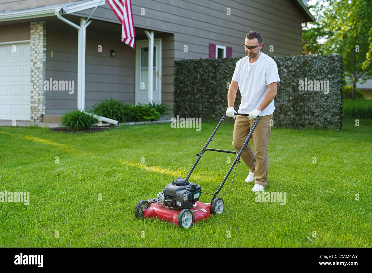 Man pushing lawnmower hi-res stock photography and images - Alamy